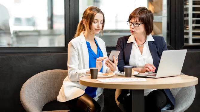 7 Things Smart People Do to Make Their Boss Like Them