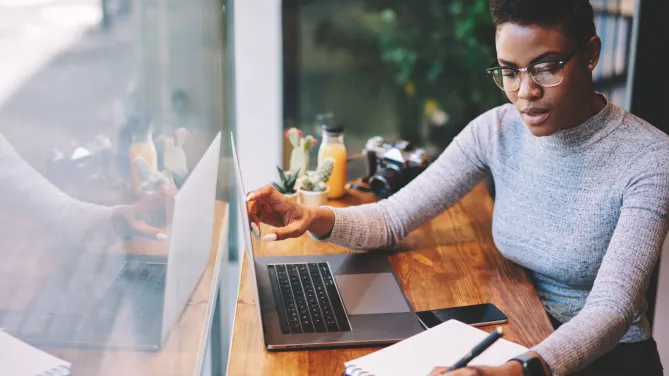 19 Professional Goals Examples (and How to Achieve Them)