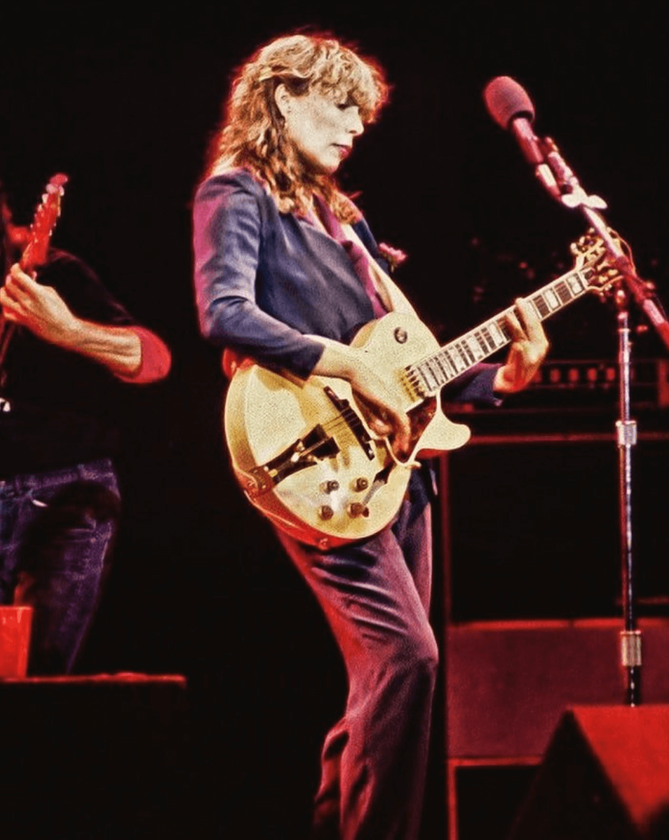 11 Female Folk Singers Who Changed the Music World | Fairygodboss